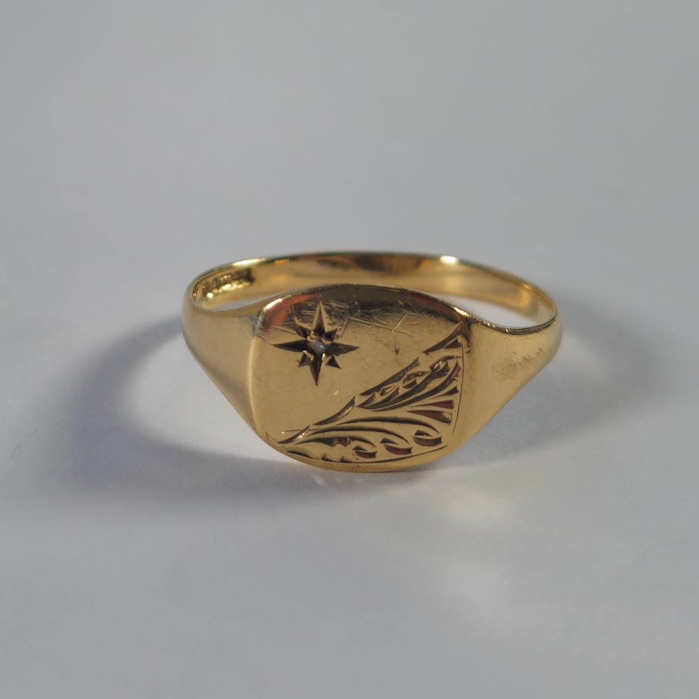 Pre-owned 9ct Gold Tiny White Stone in Northern Star Half Floral Square ...